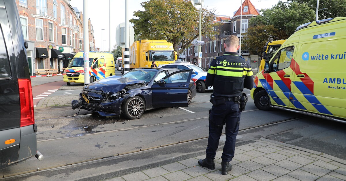 Bestelbus klapt op verkeerspaal na botsing met auto op Copernicusplein ...