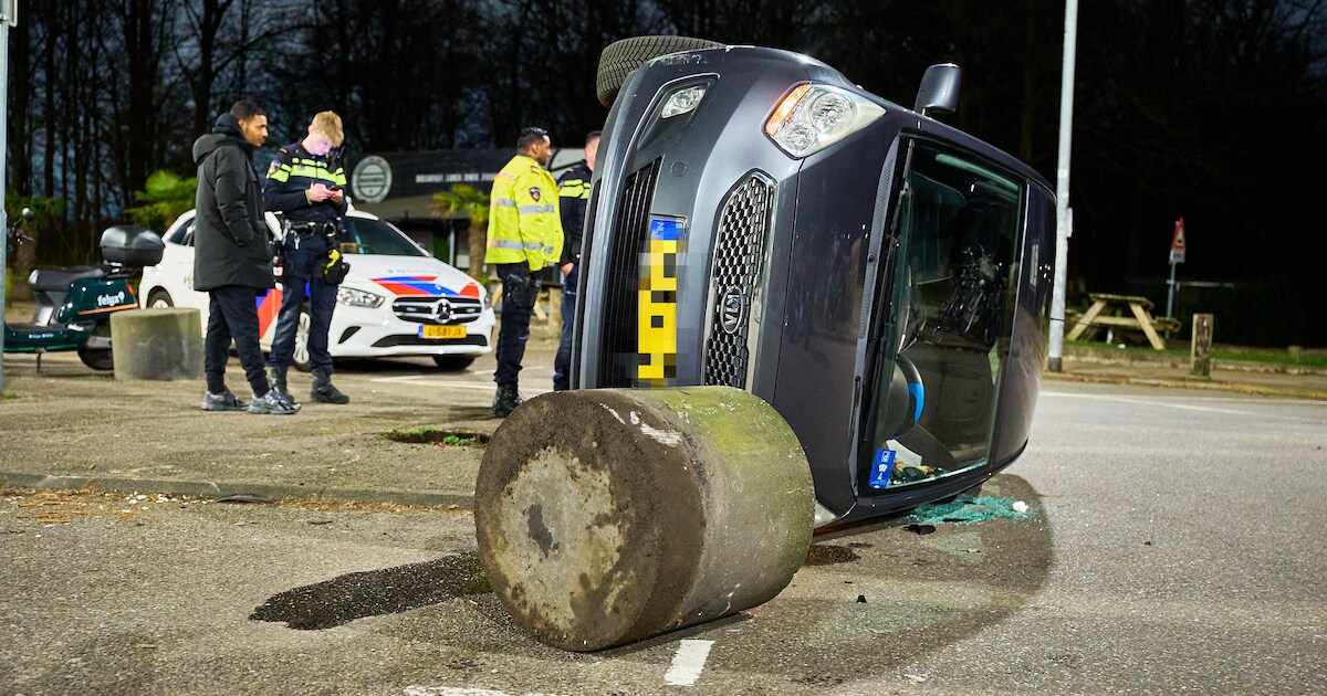 Auto belandt op zijn zijkant op parkeerplaats in Rotterdam | 112 nieuws ...