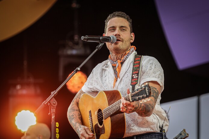 Bedreigingen zijn nog niet weg, toch keert Douwe Bob zaterdag terug op het podium | Show | AD.nl