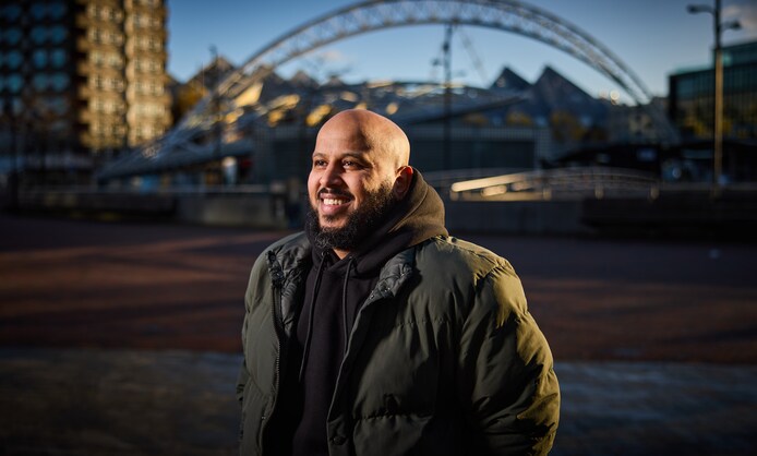 Musa (33) moest als kind knokken om te overleven, nu komen mensen voor ...