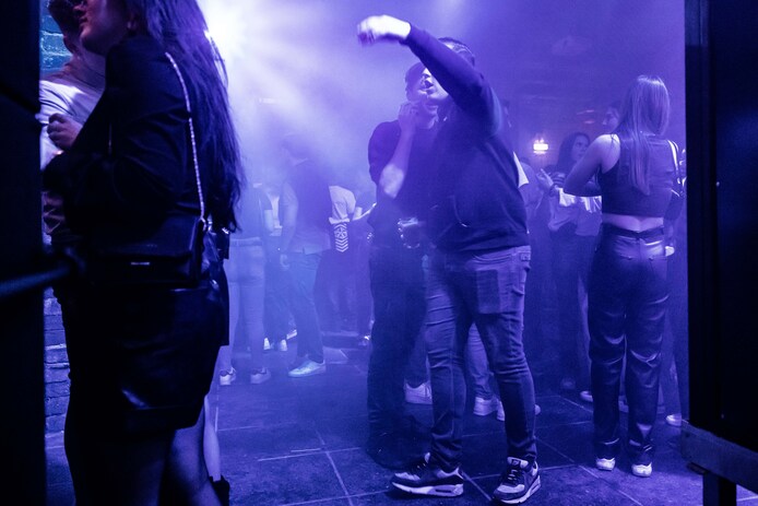 Coke snuiven op de dansvloer: ‘knaldrang’ van jongeren kent geen ...