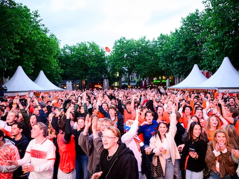 Hartje Amersfoort vult zich met Oranjefans die de eerste wedstrijd ...