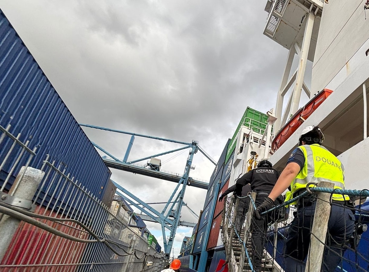 Douane onderschept tientallen containers met mogelijk verboden goederen ...