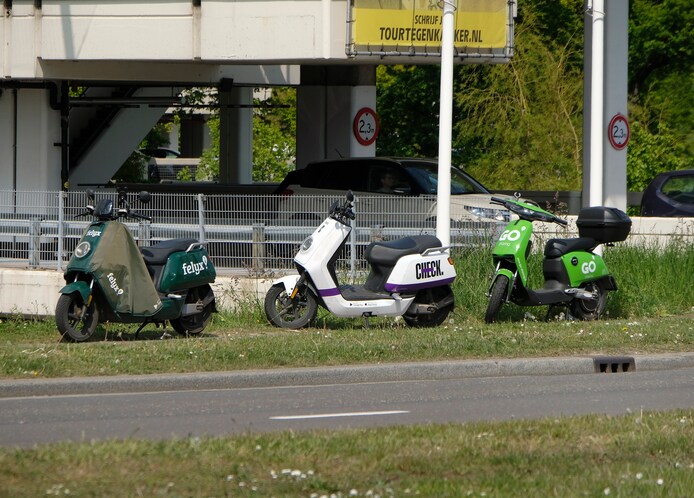 Laatste deelscooterbedrijf vertrekt uit Vlaardingen: Check haalt alle ...