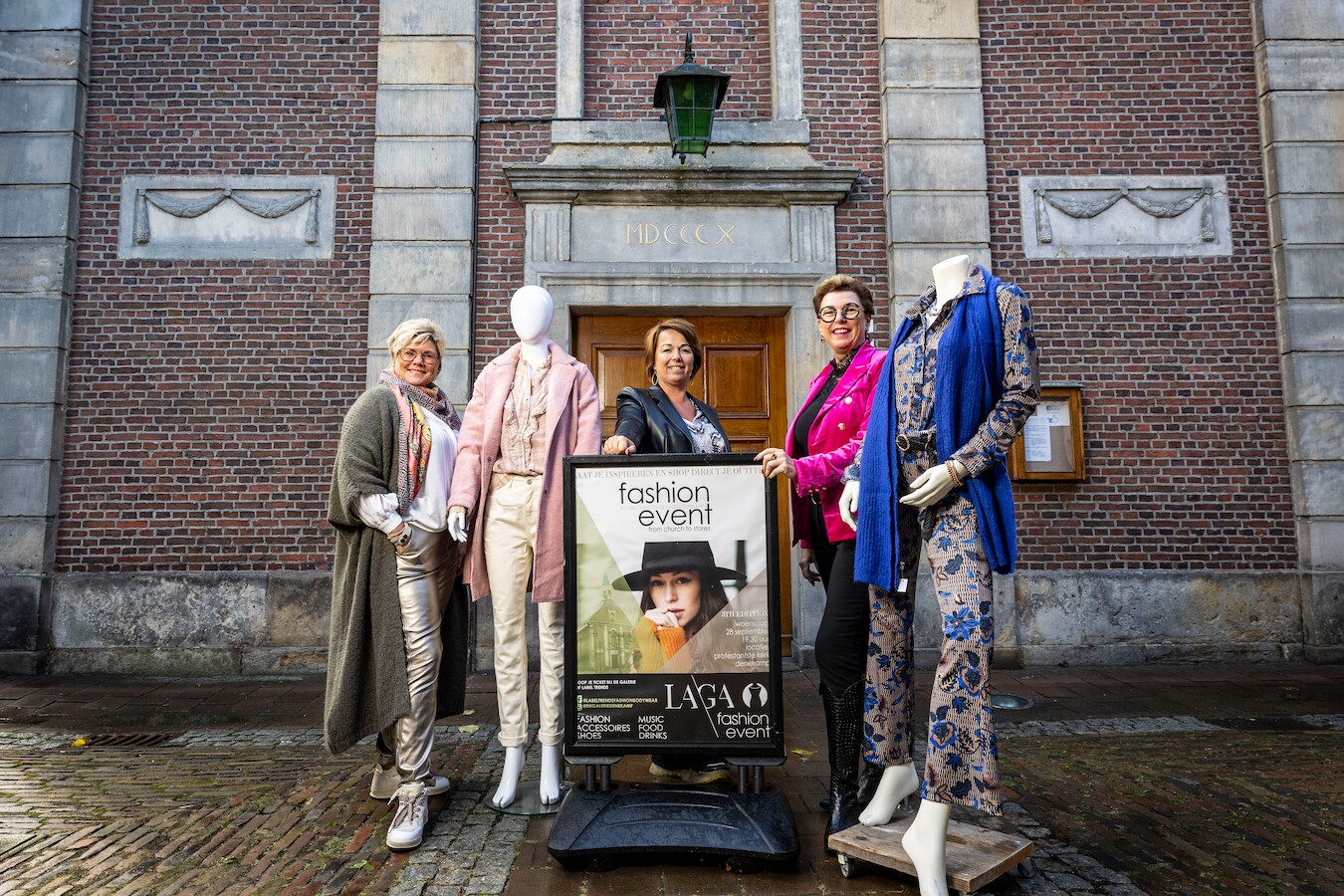 Verrassend: modeshow tussen de kerkbanken in Denekamp | Foto | AD.nl