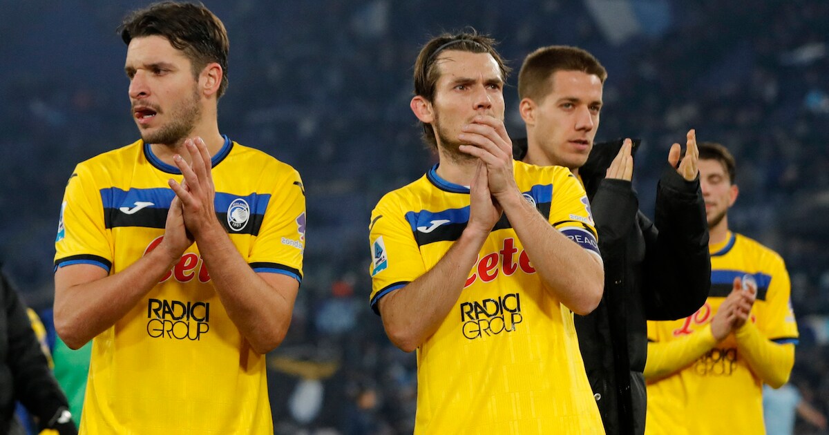 Marten de Roon blijft met Atalanta koploper in Serie A na late goal in ...