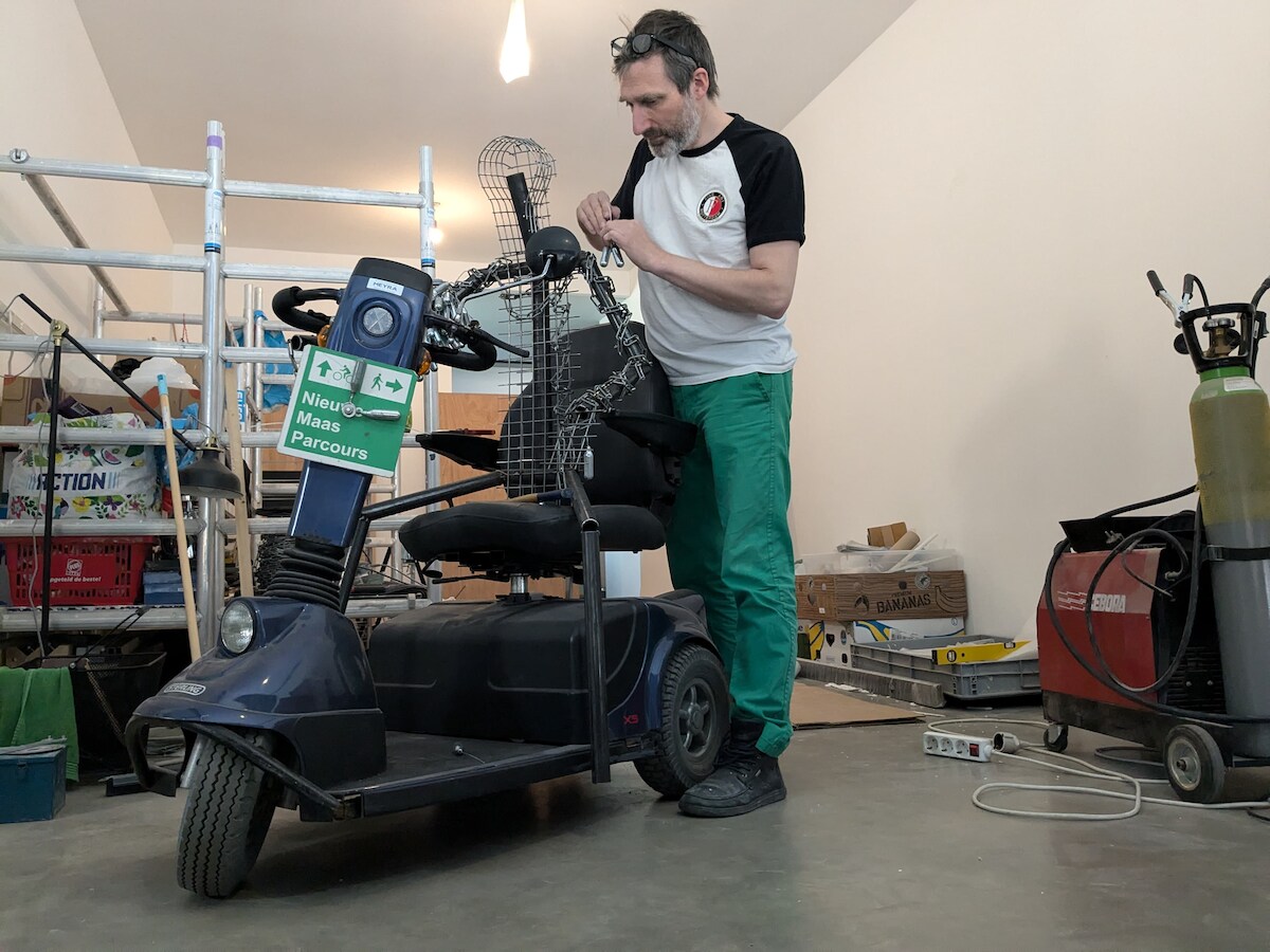 Kunstenaar André maakt eerbetoon voor Rotterdamse ‘lachgasman’ | Foto ...