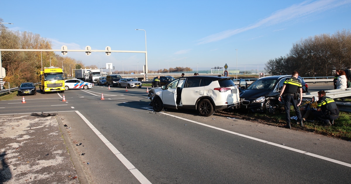 Grote schade na botsing tussen auto's op kruispunt in Delft | 112 ...