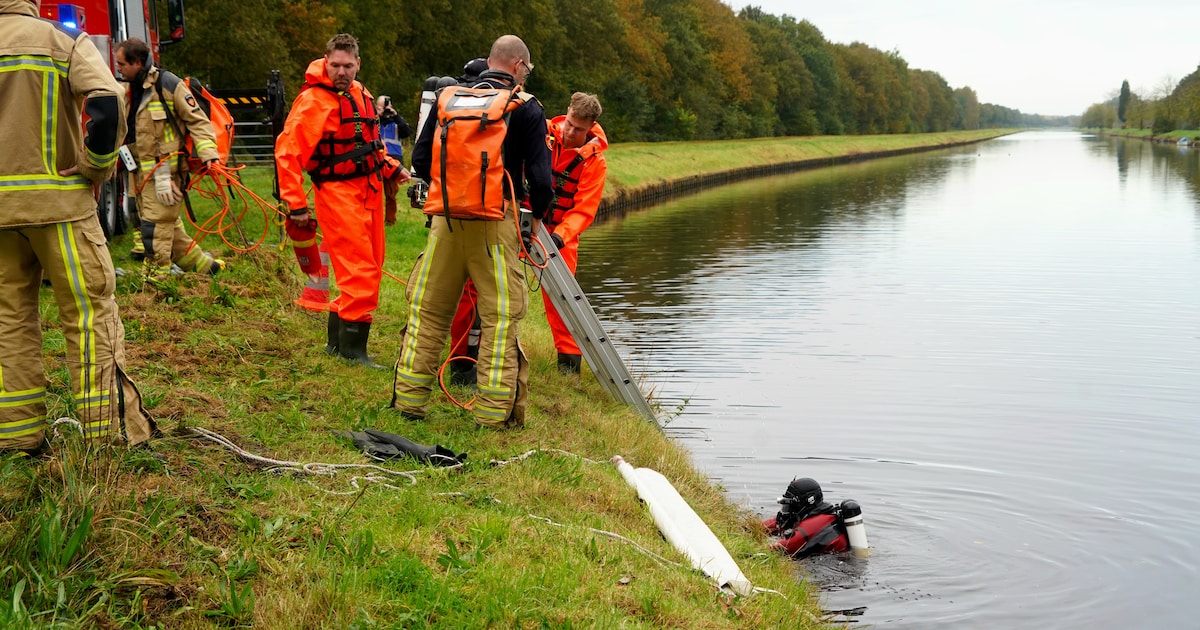 Auto te water geraakt langs Weg om de Oost in Noordscheschut | 112 nieuws Hoogeveen | AD.nl