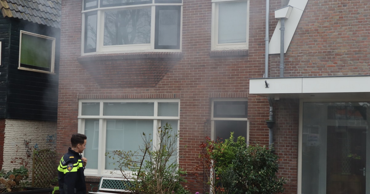 Persoon ademt rook in bij kleine keukenbrand in woning op Vismarkt in ...