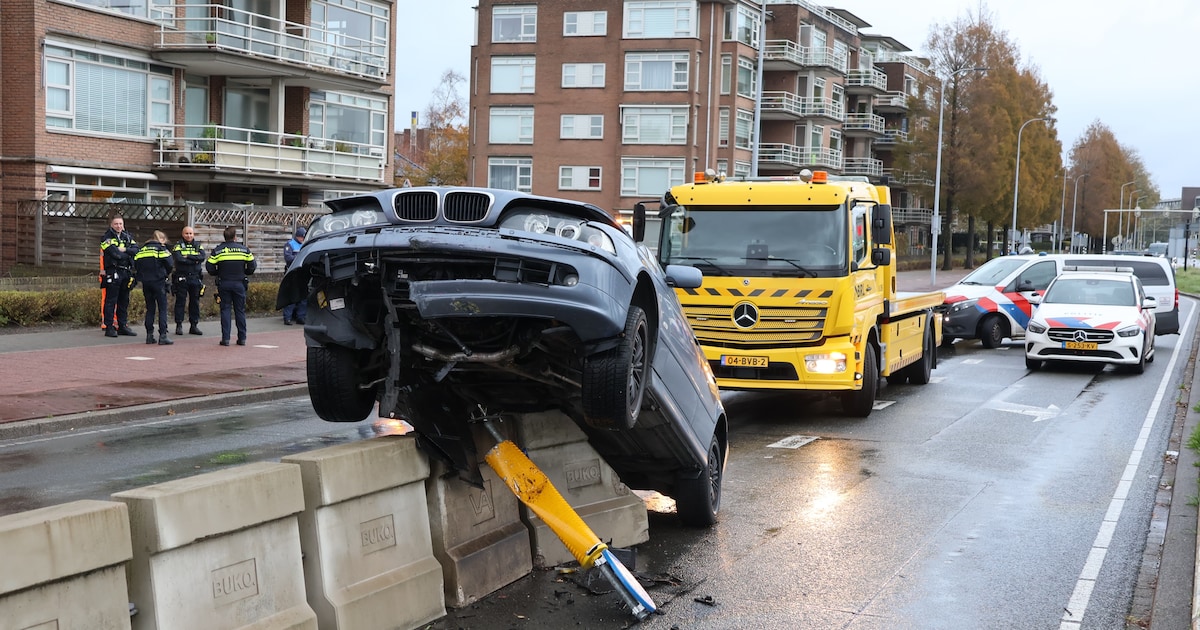 Automobilist rijdt bovenop betonnen afzetting in Leidschendam | 112 ...