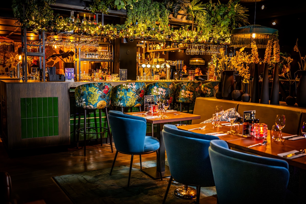 Gastheer schittert aan tafel met vis, vlammen en garde | Kaag en ...