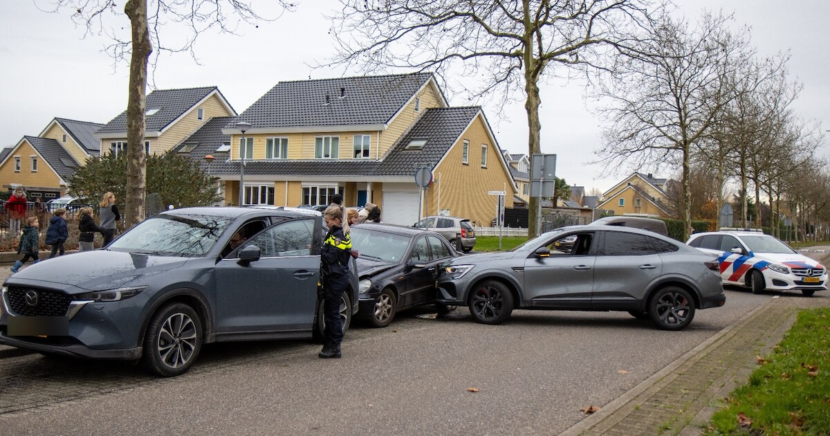Automobilist rijdt onder invloed tegen geparkeerde auto's aan bij ...