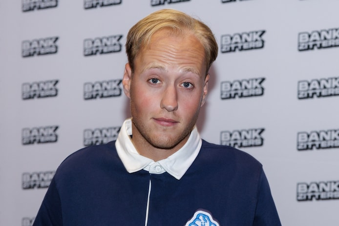 1,2 miljoen views: de Bankzitters maken beroemde val van jonge YouTuber ...