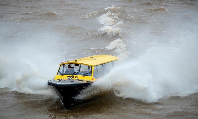 Watertaxi mag niet langer onder Erasmusbrug door ‘racen ...