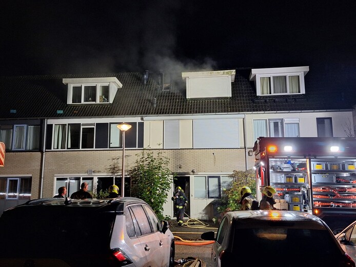 Bewoners worden wakker van knetterend geluid, blijkt brand in meterkast; woning onbewoonbaar ...