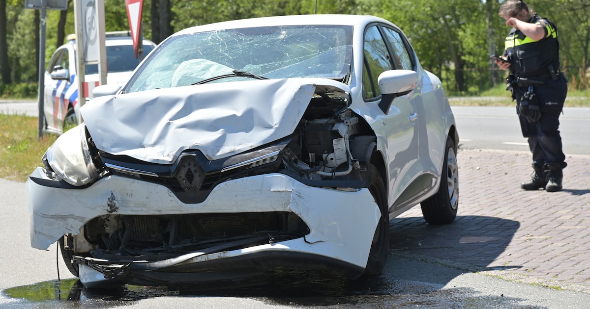 Auto zwaar beschadigd door botsing met twee andere auto’s in Breda ...