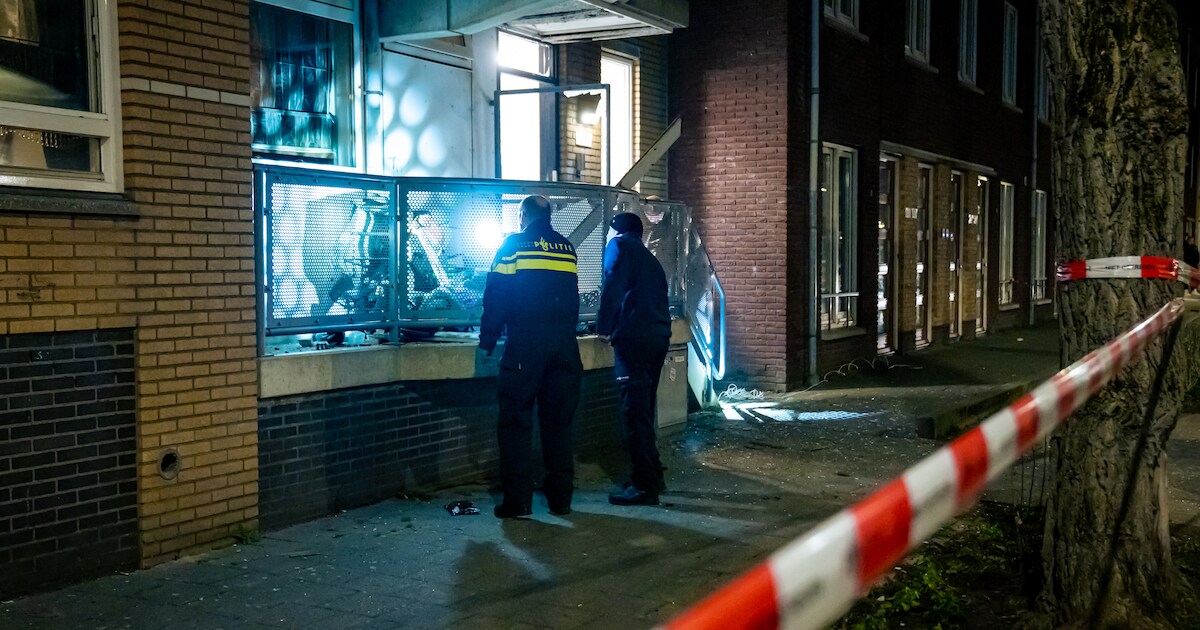 Explosie voor woning aan Rotterdamse Riederlaan, verdachte vlucht op ...