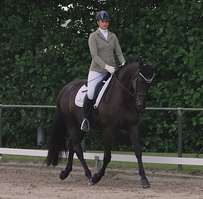 Jeske Bouwman met overmacht naar finale op Zeeuws dressuurkampioenschap ...