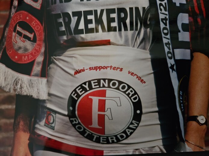 Met haar zwangere buik was Hélène erbij in 2002, nu zit haar zoon naast haar bij Feyenoord in ...