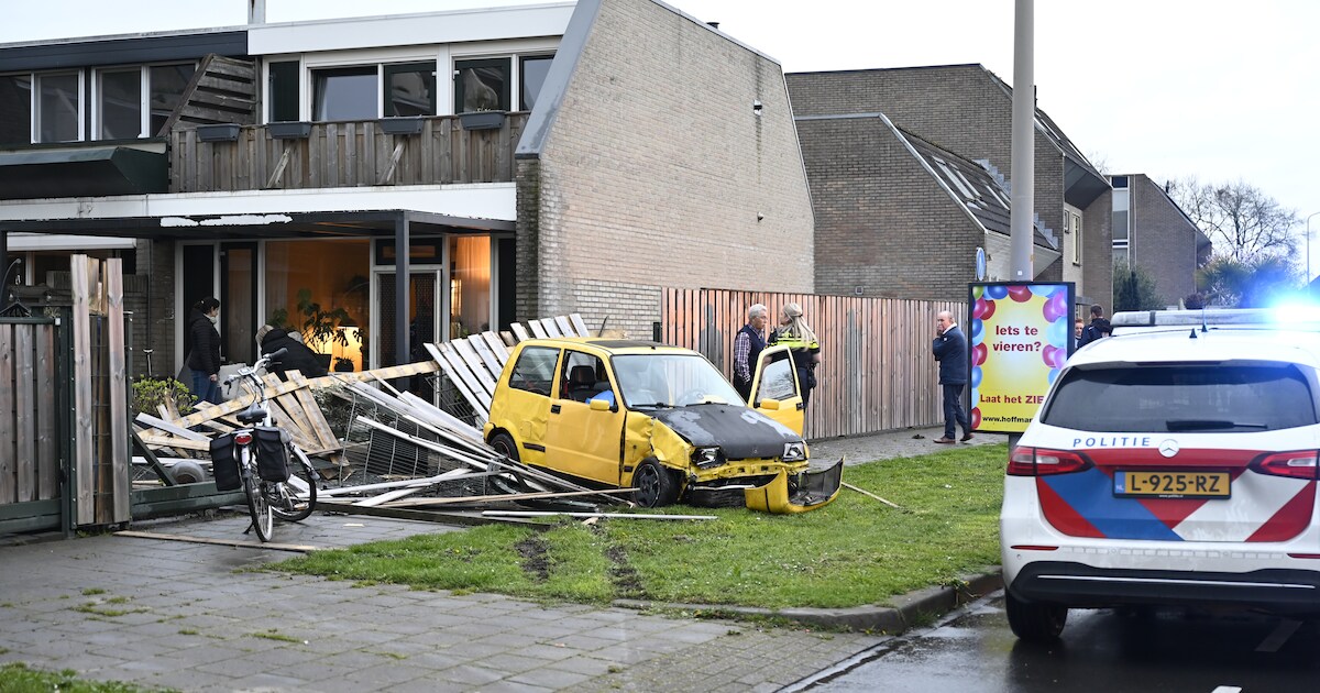 Automobilist verliest macht over het stuur in Almelo en rijdt schutting aan gort | Almelo | AD.nl