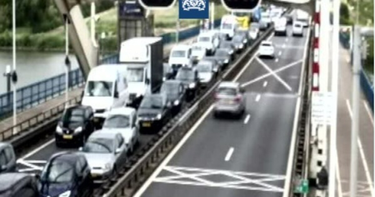 Lange files in beide richtingen op A27 na ongelukken bij Werkendam ...