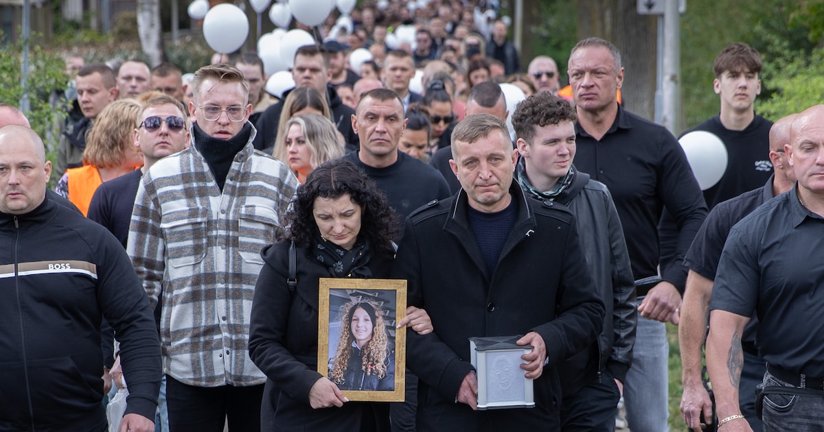 Met haar foto in handen lopen ouders Nina (14) voorop bij stille tocht ...