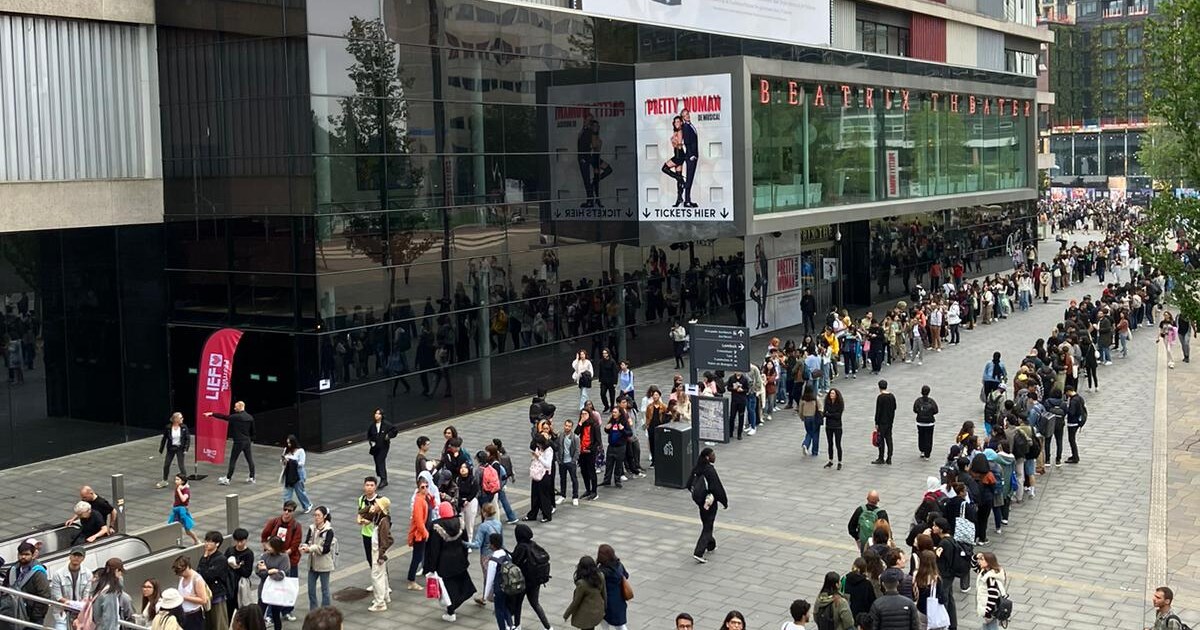 Wachtende buitenlandse studenten vormen enorme rij van de Jaarbeurs tot ...