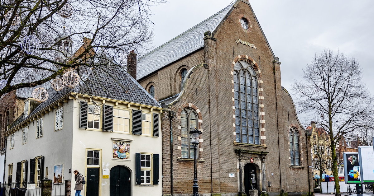 Colleges volgen naast eeuwenoude grafzerken, studenten nemen intrek in Utrechtse Janskerk ...