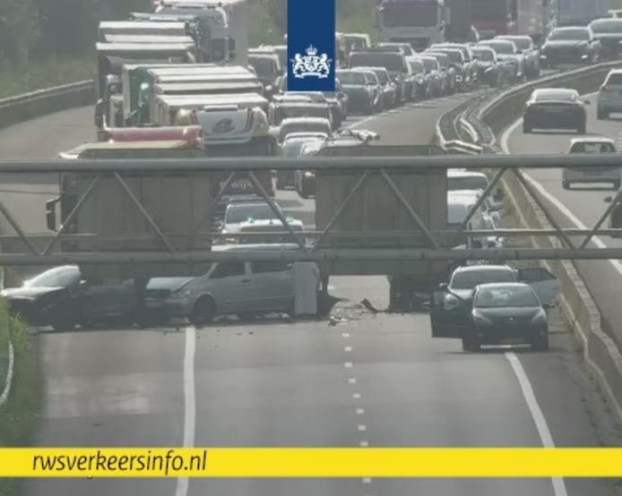 Groot ongeval op A15 bij Sliedrecht-Oost, snelweg na urenlange ...