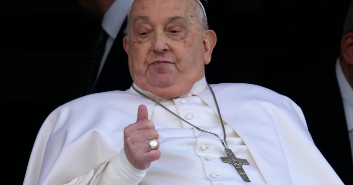 Paus verschijnt na weken weer in het openbaar bij verlaten van ...