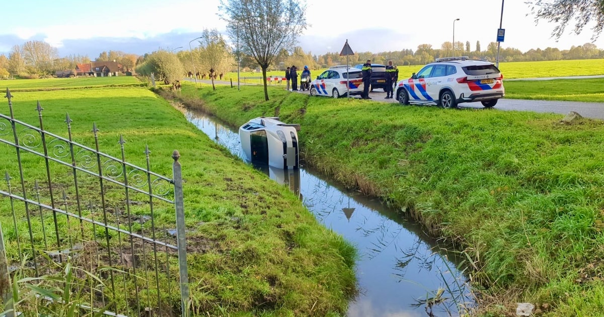 Auto op zijn kant in sloot aan de Koenderseweg bij Leerdam | 112 nieuws ...