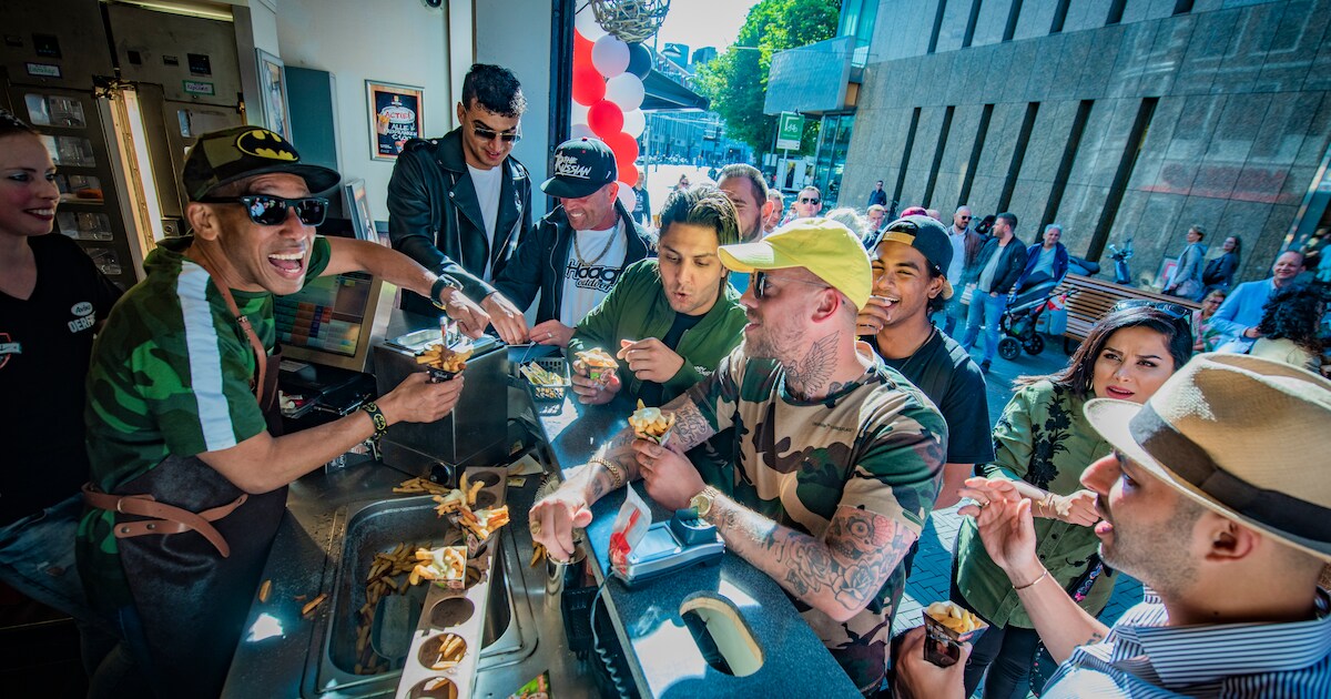 Haagse dj Outsiders opent snackbar aan Lange Poten | Den Haag | AD.nl