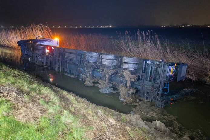 Vrachtwagen belandt in sloot langs N205 in Nieuw-Vennep, chauffeur ...