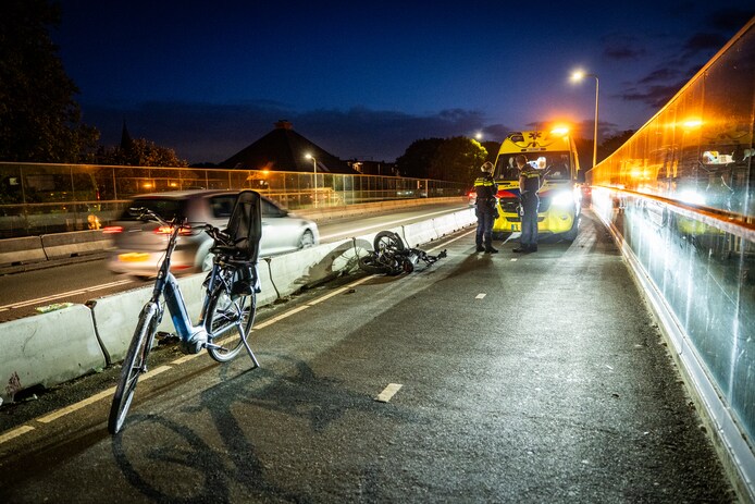 Fietser onder invloed rijdt fatbiker aan op de Julianabrug | Alphen aan ...
