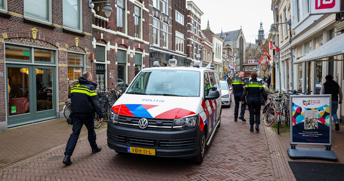 Een man zwaaiend met een vleesmes in een winkel of een verward persoon ...