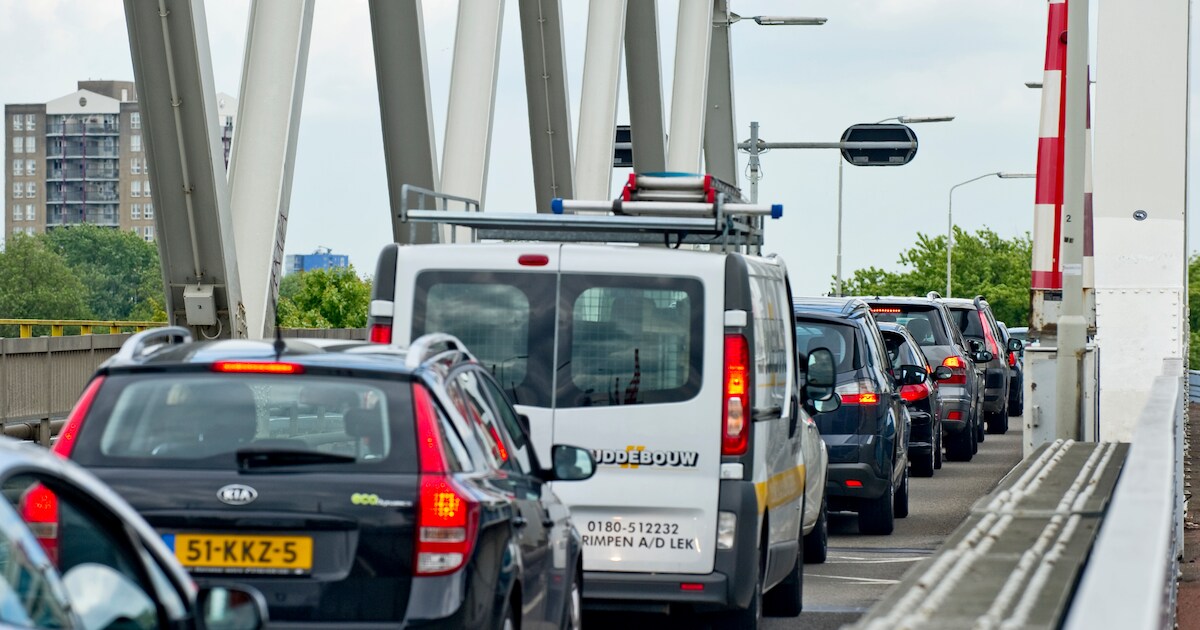 Grote Kruising getroffen door werkzaamheden: stilstaand verkeer door kapotte kabel | Krimpen aan ...