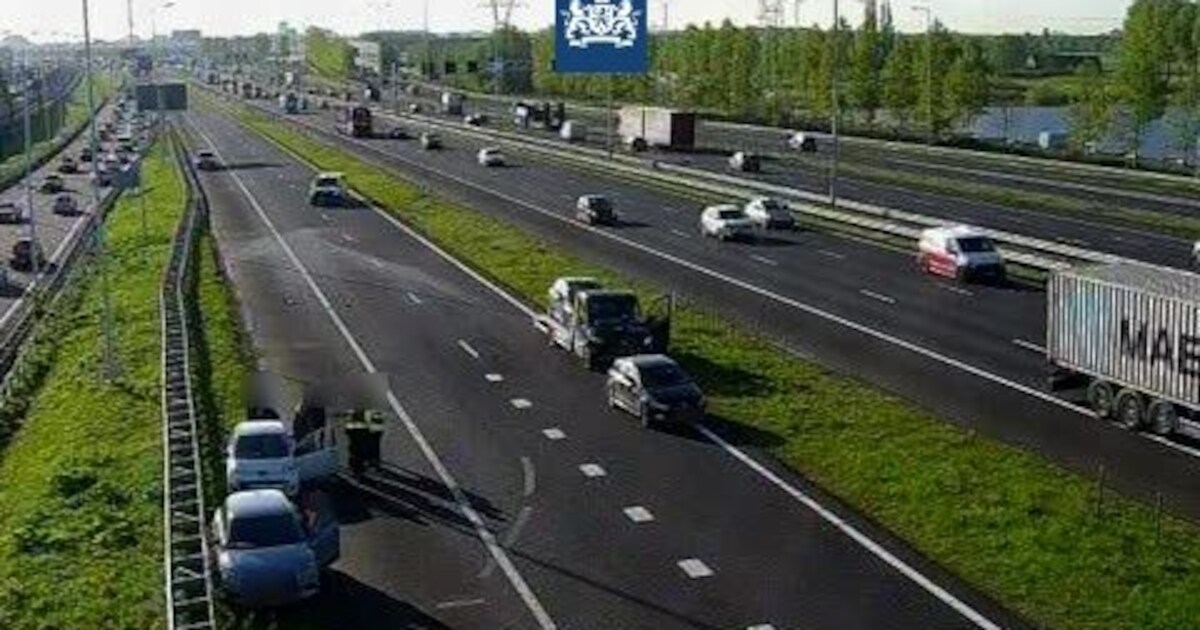 Drukke ochtendspits op A15 bij Rotterdam door meerdere ongelukken voorbij | Rotterdam | AD.nl