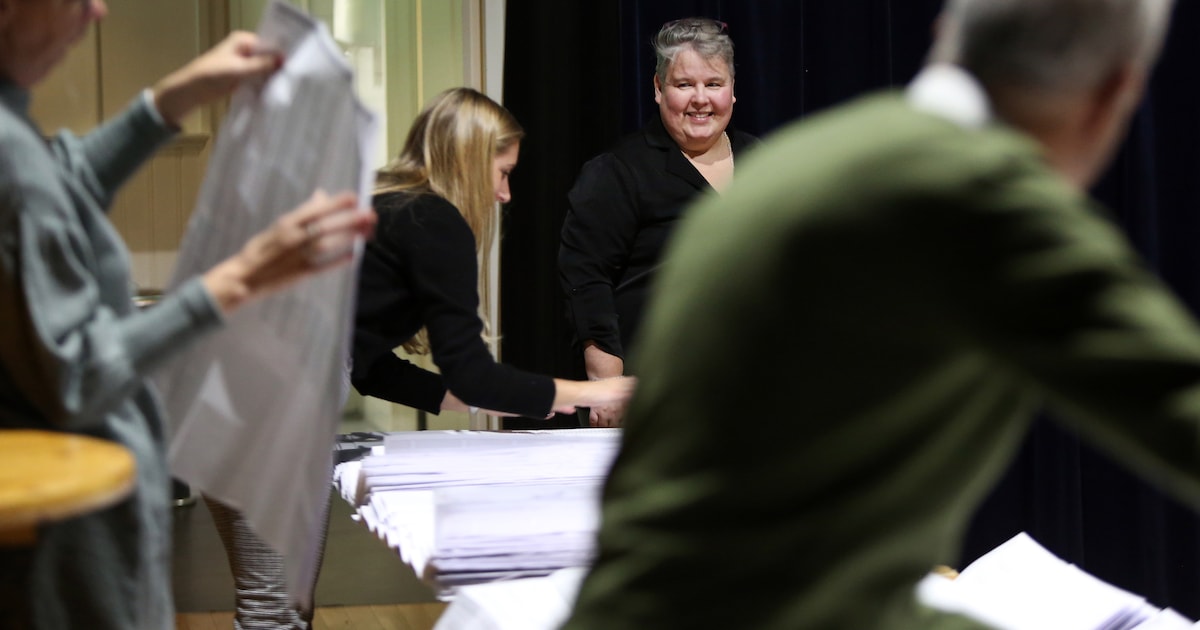 Een stembus die voor het legen al van slot af was en een verbod om foto ...