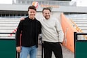 Laatste kunstje van twee ‘dorpsgekken’ van Oranje-Rood: ‘Ik ben al drie ...