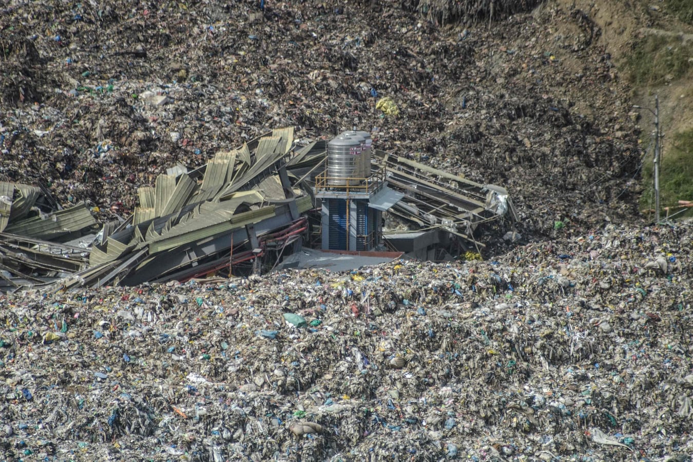 Instortende afvalberg op Cebu leidt tot zeker elf doden en nog twintig ...