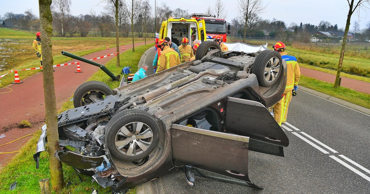 Auto slaat over de kop in Bladel, bestuurder zwaargewond | Bladel | AD.nl