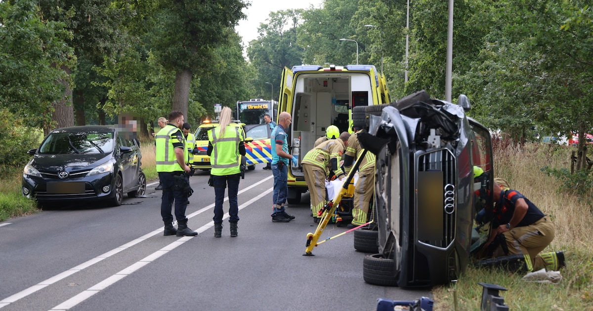 Auto gekanteld na botsing op Koningsweg tussen Utrecht en Bunnik: N411 ...