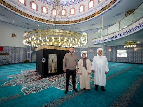 ‘Een omhelzing met Allah’: Gümüs (54) uit Bergen op Zoom maakt reis van ...