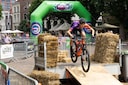 Fietsend door steegjes, dwars door de kroeg en langs pooltafels: dit ...
