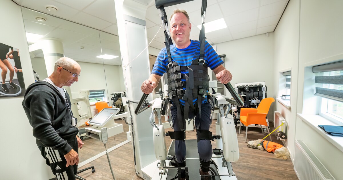 Koen kan al twaalf jaar niet meer lopen, maar deze robot laat hem ...