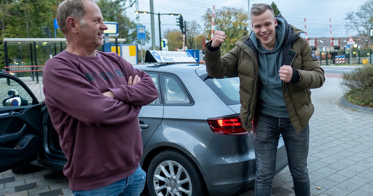 Jonathan (17) vergeet dat hij moet afrijden, instructeur redt hem: ‘Dit is wel een bijzonder ...