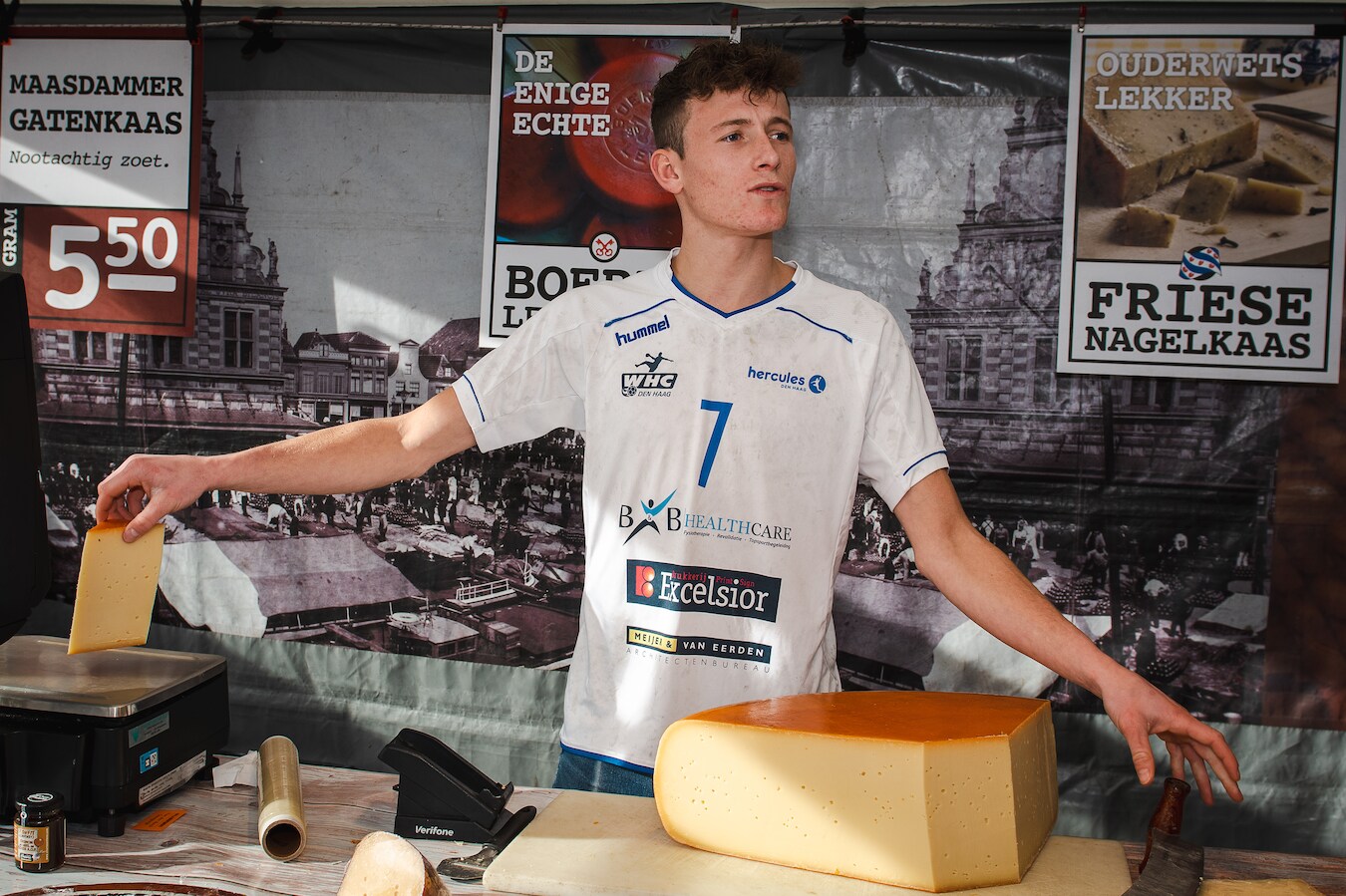 Handballer en kaasboer Koen (20) geniet op de markt: ‘Je bouwt een band ...