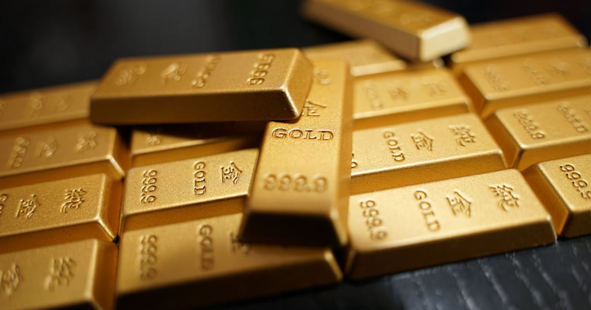 Goudprijs keldert: waarom beleggen in goud ondanks de oorlog minder ...