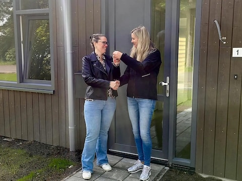 Zes nieuwe modulaire woningen opgeleverd in Valthermond | Regio | AD.nl